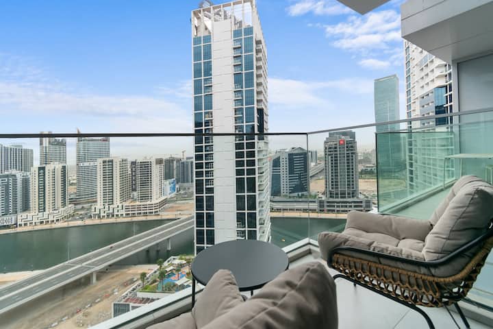 Chic High-floor Studio Retreat With Canal Views - Dubái