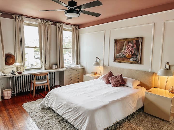 Baltimore's Luxury Rowhome Stay - Baltimore, MD