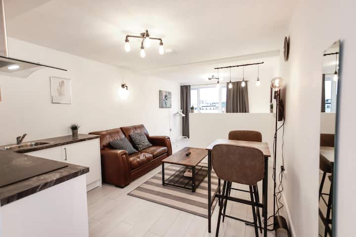 8 Comm Road Apartment Long Stay Sleeps 2 - Swindon