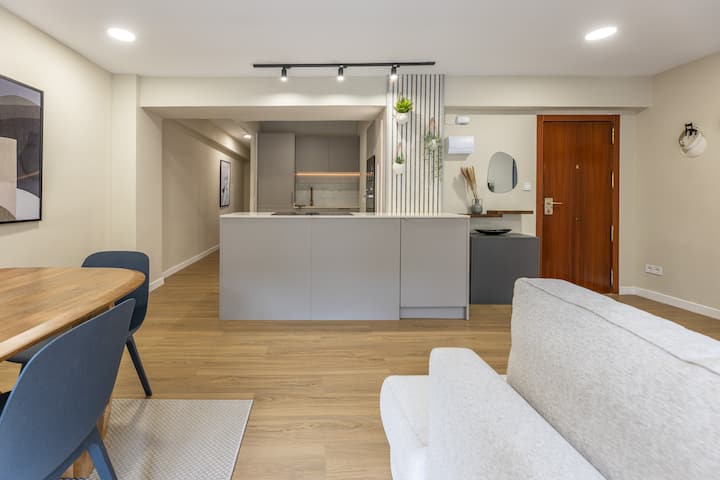 Moderna Vivienda De Temporada En Av. Del Puerto. - Valencia