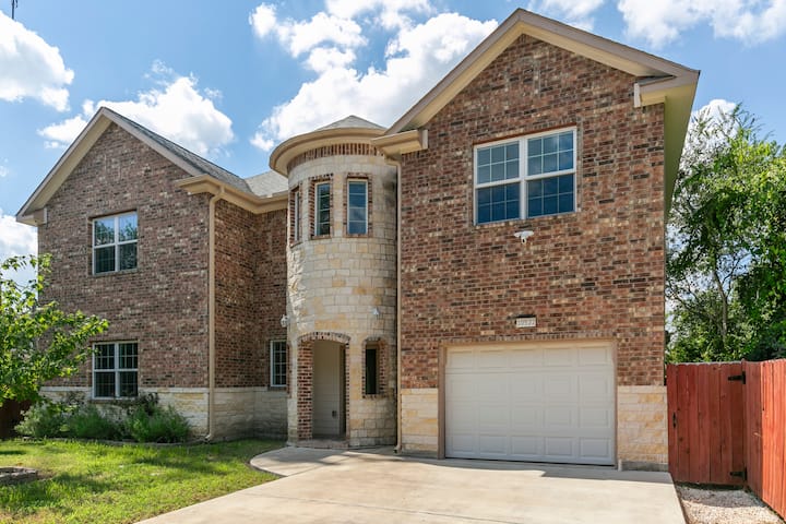 Unique Family Gem: Mini-castle ~ Theatre/game Room - Pearland, TX