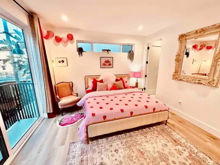 Strawberry Suite In Hollywood - Burbank, CA