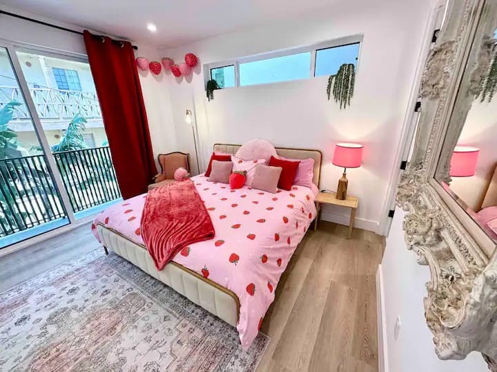 Strawberry Suite In Hollywood - Los Angeles, CA
