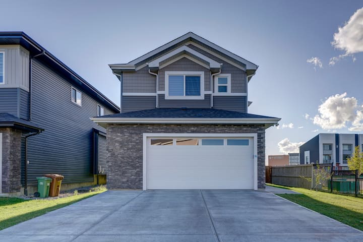 Luxury Modern Escape Near Everything You May Need! - Saint Albert