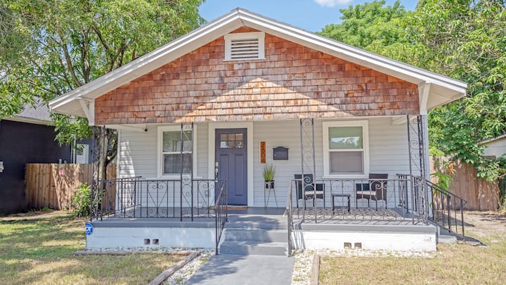 Charming Ybor City Getaway I Spacious Backyard - Tampa, FL