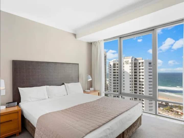 King Bed Studio With Ccean View In Legend Hotel - Surfers Paradise