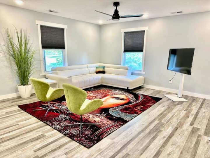 Newly Built Btown Oasis 2 Miles To Campus! - Bloomington