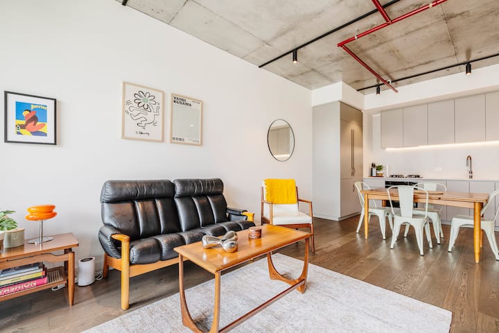 Concrete Junction—sunny, Industrial Balcony Haven - ブランズウィック