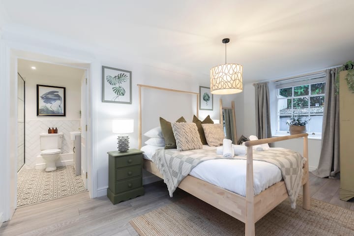 Beautiful 2-bed 2 Bath Regency Flat With Parking - 첼트넘