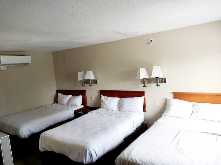 3 Full Bed Smoking | Travel Inn By Oyo Omaha - Omaha, NE