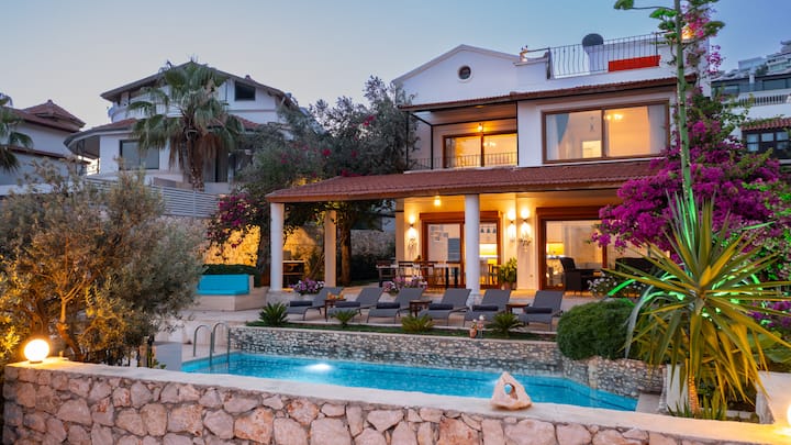Deniz Manzaralı Sıcak Havuzlu Villa - Kalkan
