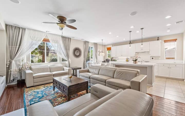 430) Large Home- Sleeps 10! - San Diego County, CA