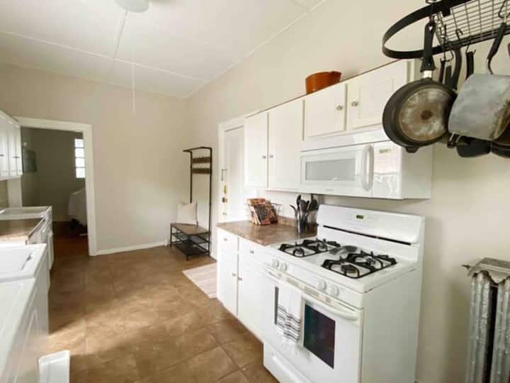 1/br Victorian Apartment-long Term Rentals Welcome - Pittsfield, MA
