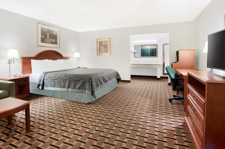 King Bed With Sofa Bed Smoking | Lone Star Inn - Vernon, TX