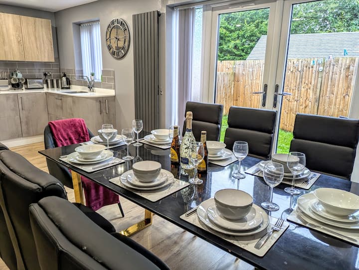 Tempting Telford, 4br Home, 3 Bathrooms, Parking - 슈롭셔