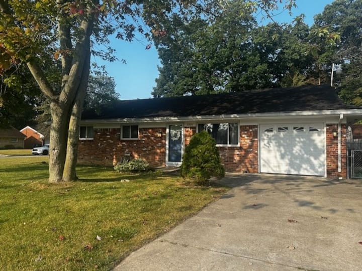 Cozy Home Away From Home In Toledo - Toledo, OH