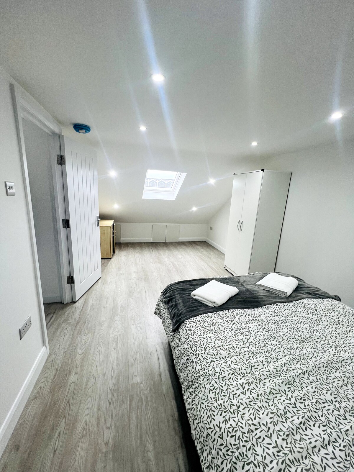 Loft Double Room-London Heathrow 4 - Houses for Rent in Harlington ...