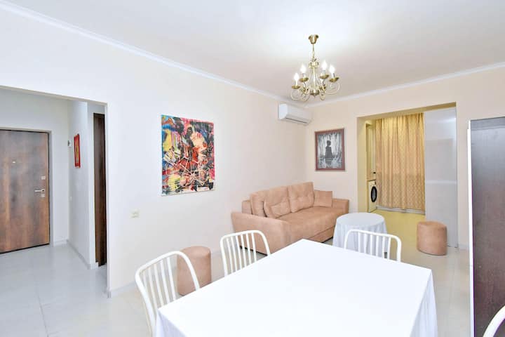 Cozy Apartment Near Republic Square (Zakyan 4) - エレバン