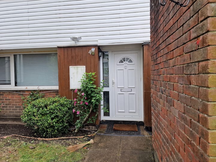 Cozy 4-bedroom Family Getaway - Woking