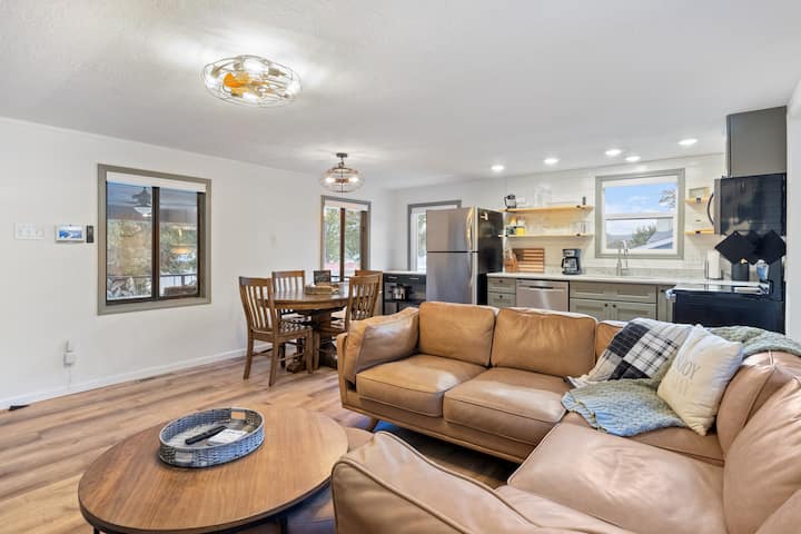 Cabin + Guest Suite | Fire Pit, Deck, Grill, Kayak - Camdenton, MO