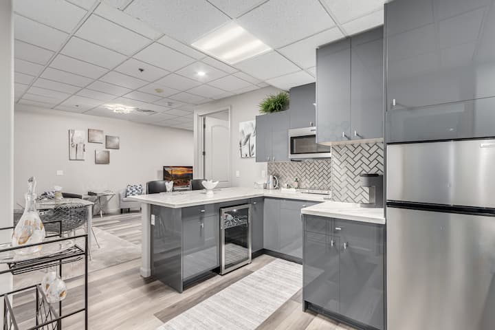Stylish & Prestigious! 2 Bed/2 Bath-on The Avenue - Fountain Hills, AZ