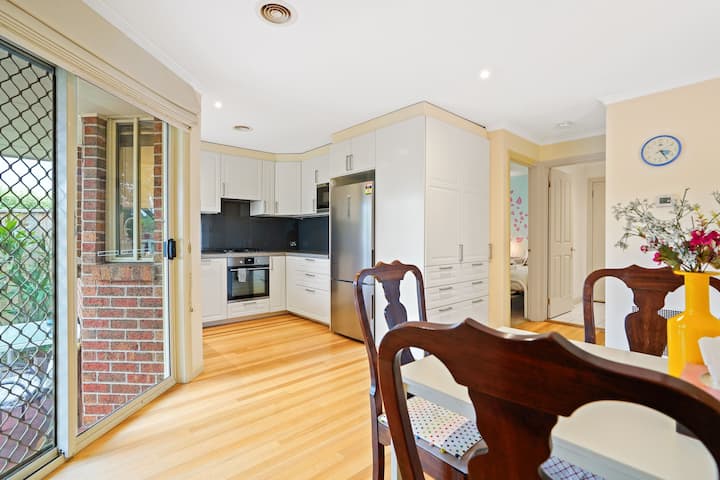 Perfectly Located Townhouse In Heart Of Ringwood - Mitcham