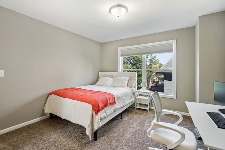Luxurious 1br/1.5ba Room Near Downtown W/ Rooftop - Minneapolis, MN