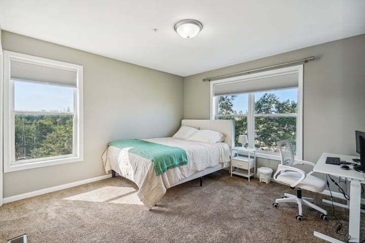 Lavish 1br/1.5ba Room W/ Rooftop Downtown Views - Minneapolis, MN