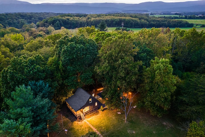 Tuck's Starry Night Cabin, Hot Tub, Outdoor Movies - Shenandoah, VA