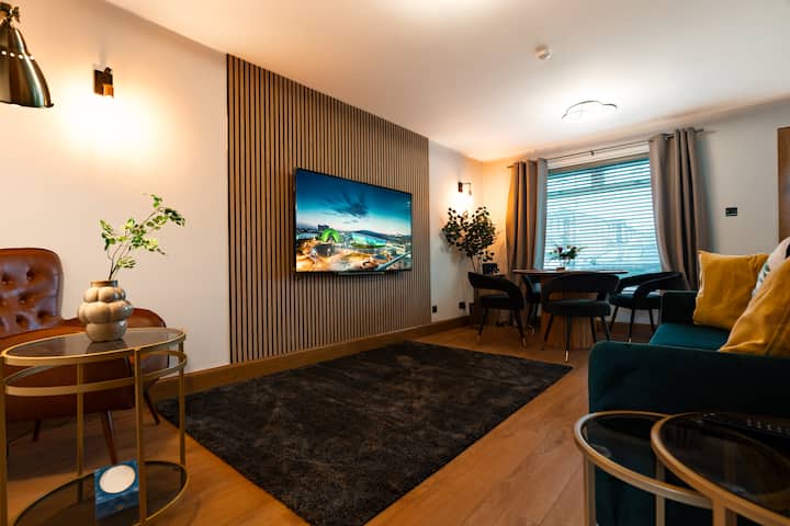 Stylish 2 Bed Home In Glasgow - The Burrell Collection