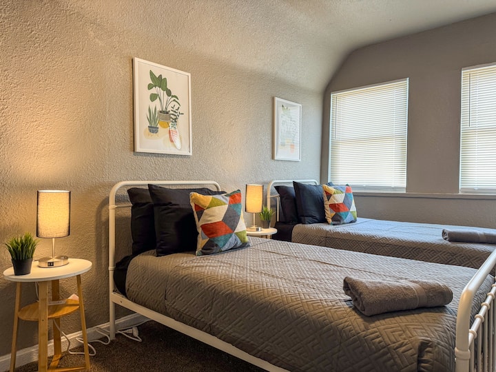 Cozy 1br Apt W/ 5 Beds + Wifi - Pittsburgh, PA
