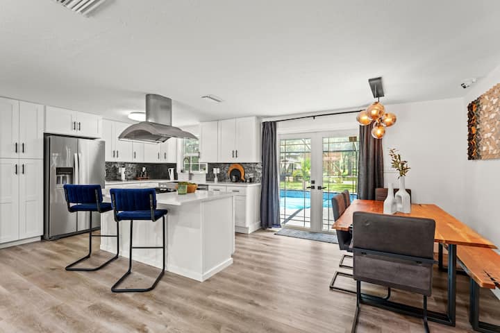 Modern Lakefront Pool Home - Odessa, FL