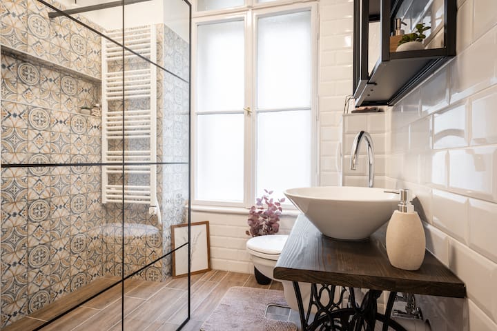 Carmi's Lovely Hideout~ Andrássy Street ~ Netflix - Budapest