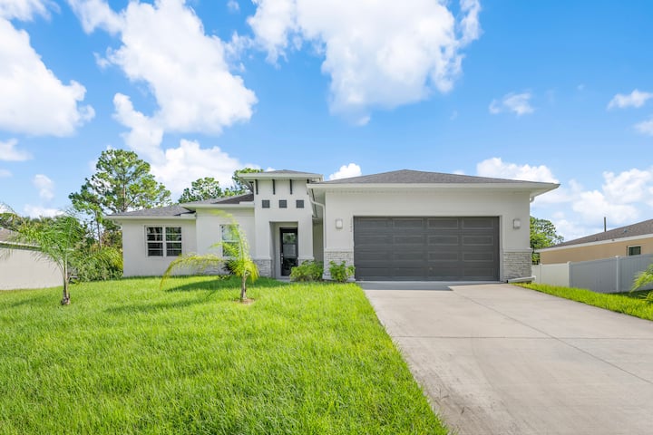 Elegant And Spacious 4 Bedroom - Palm Bay, FL