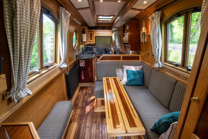 Hawk, A Perfect Family Canal Getaway - Abergavenny