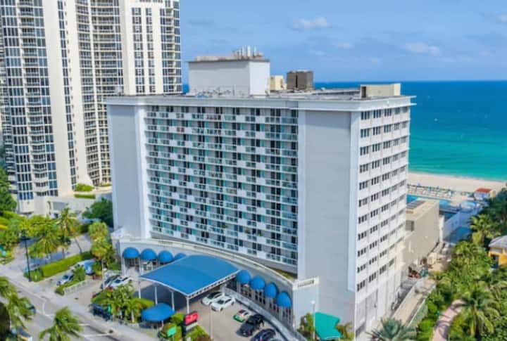 Beautiful Studio Beach Access! - Sunny Isles Beach, FL