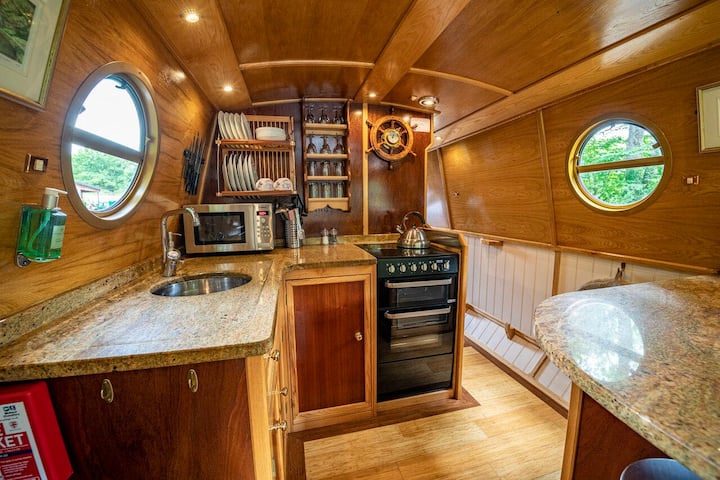 Osprey, A Gorgeous 2 Bedroom Houseboat Retreat - Abergavenny