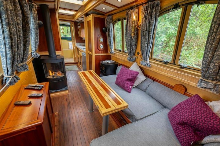 Enjoy A Scenic House Boat Stay On Mallard - Abergavenny