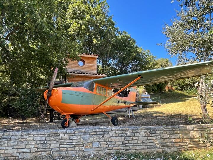 Avion Cessna Et Tour De Contrôle - Barjac