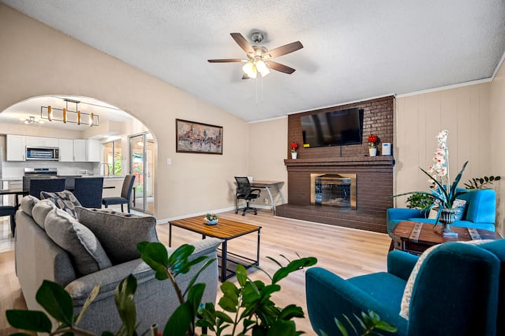Updated 4 Bedrooms Home & Garage Near Highway - Garland, TX