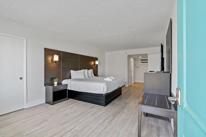 Mermaid Inn King With Two Full Suite - Myrtle Beach, SC