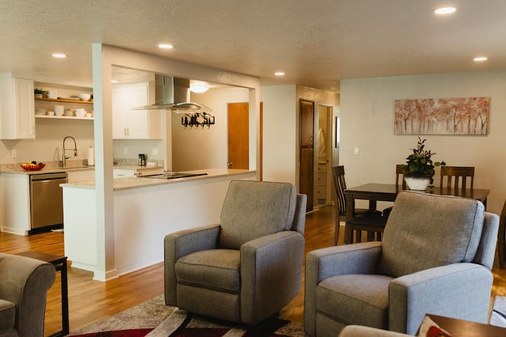 Modern House W/ Firepit, Near Parks & Hayward - Eugene, OR