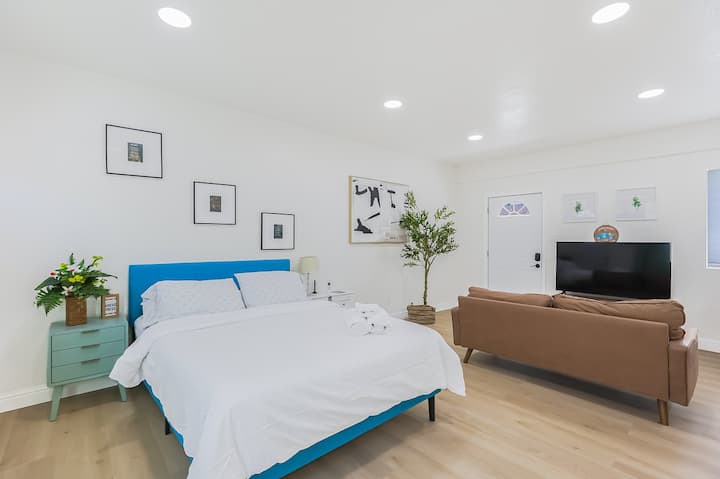 Modern Studio With Private Backyard Near Stanford - Menlo Park, CA