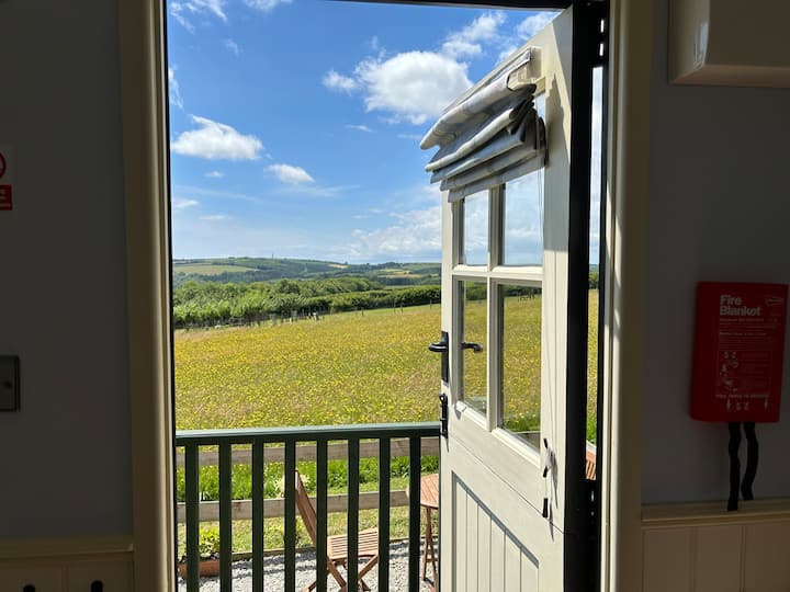 Home From Home Shepherd Hut Stay - Liskeard
