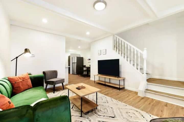 Stylish Sanctuary Near Downtown  Workspace Parking - Pittsburgh, PA