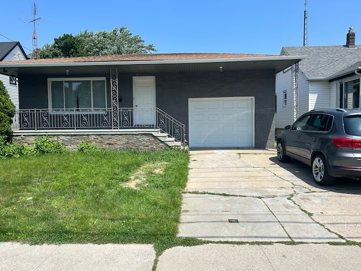 Big Room With Closet For Rent, Shared Bathroom - Leamington