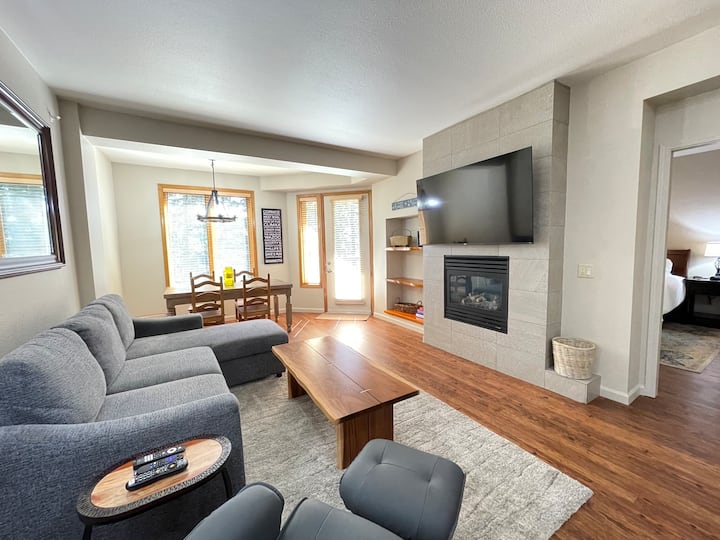 Walk To Eagle | Modern Slopeside Condo| Huge Deck - Mammoth Mountain, CA