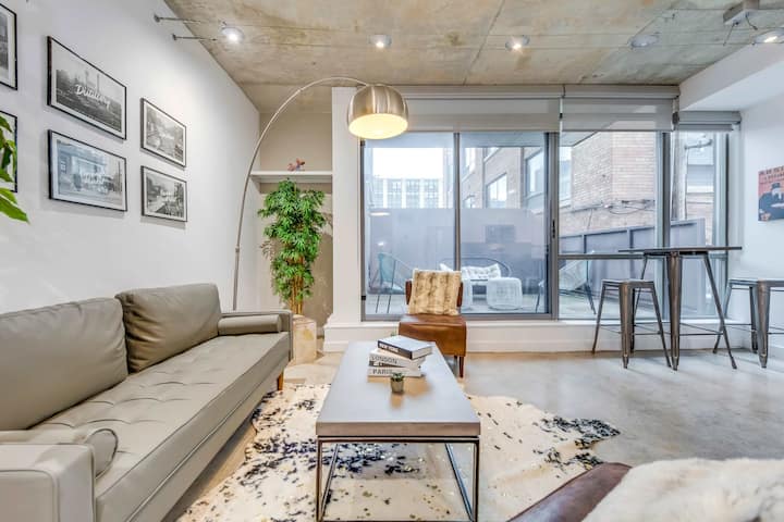 A+ Location. Chic, Spacious, & Cozy Condo Loft - Mississauga