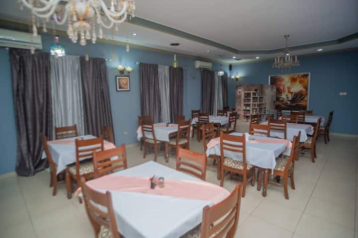 Grande Chambre D'hôtel Et Petit-déjeuner Gratuit - Lubumbashi