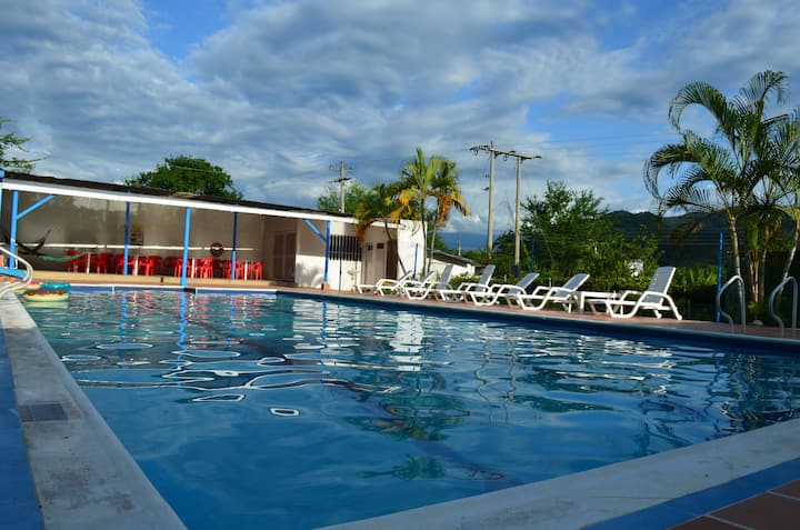 Finca Con Piscina,  Completo O Por  Habitación. - Apulo